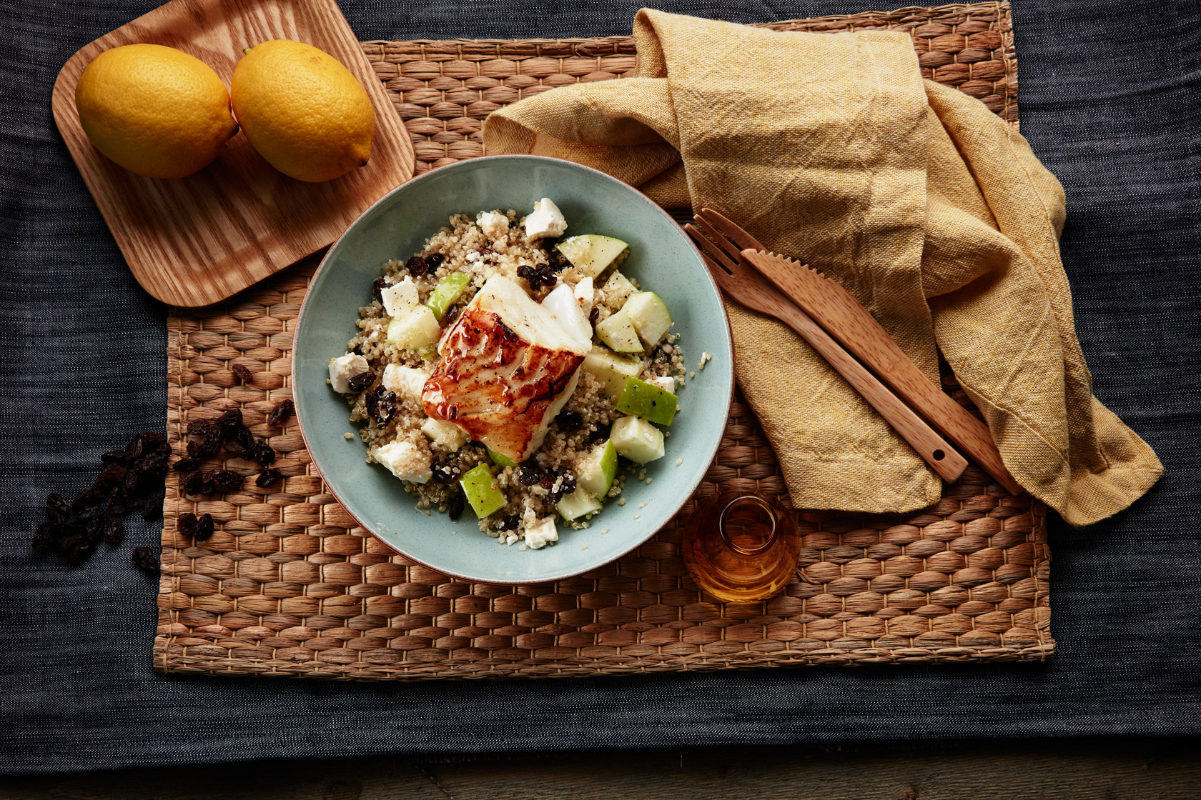 Stekt skrei med quinoa, fetaost, eple og rosin