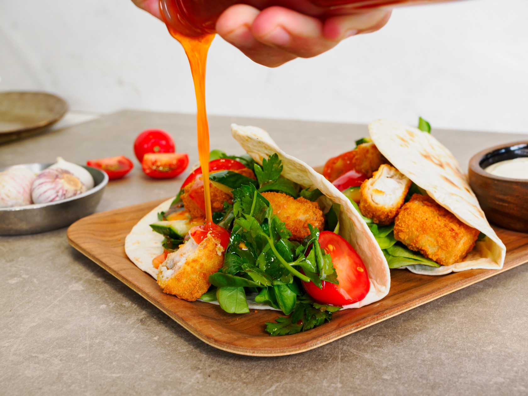 Sprøpanerte torsketerninger i wraps med sweet chili saus