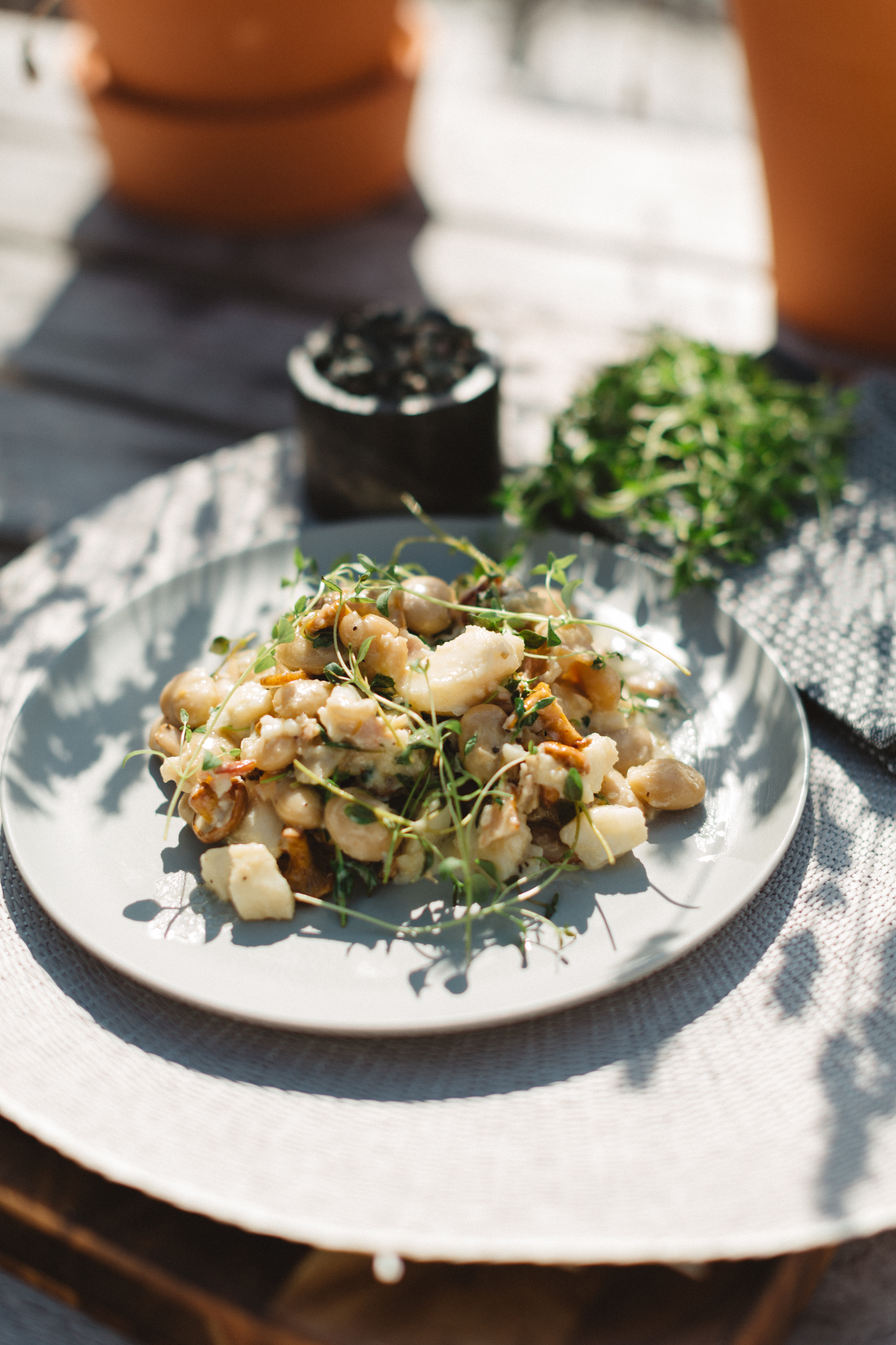Grillet steinbit med chimichurripoteter og sitron