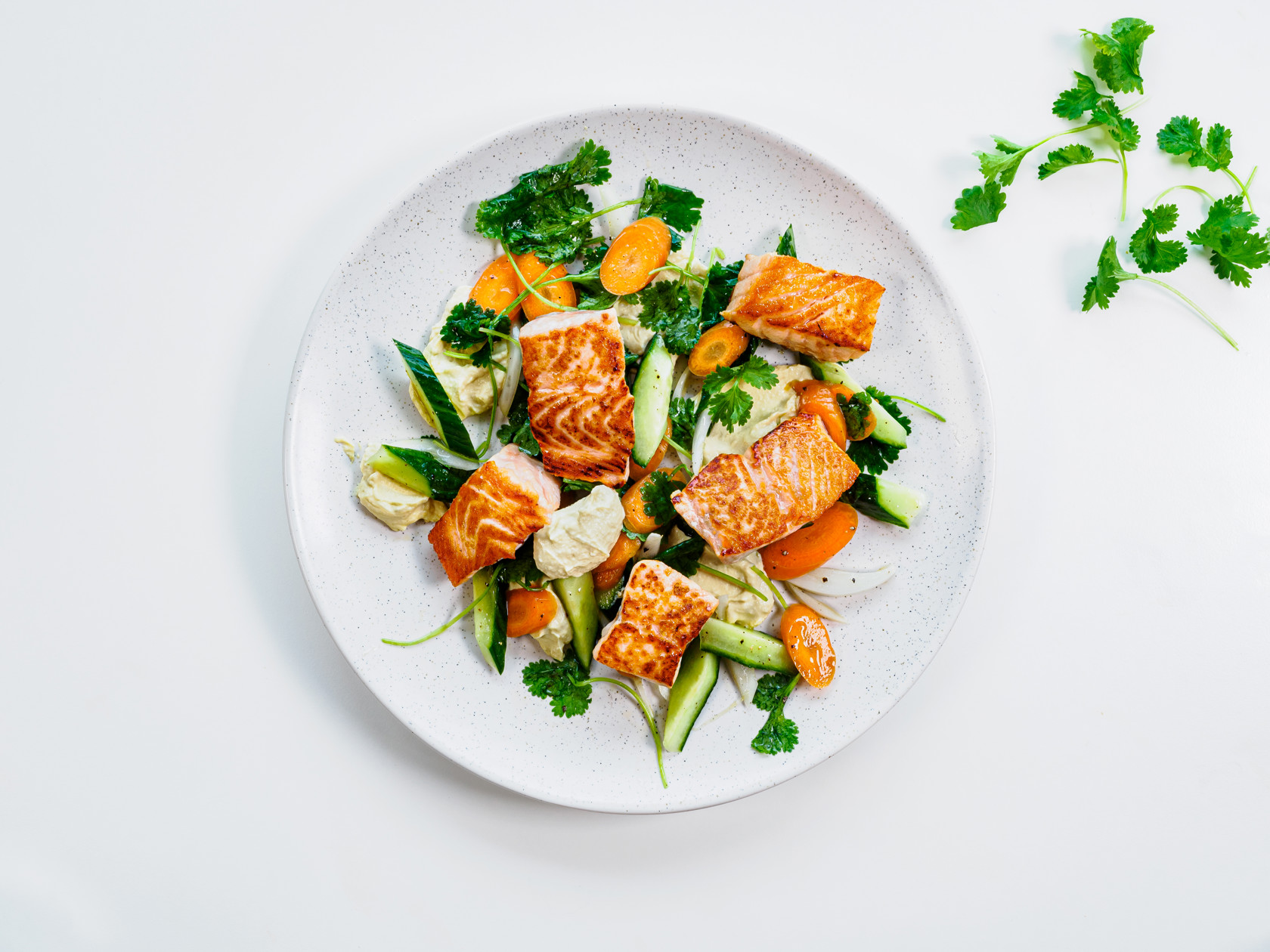 Stekt ørret med frisk salat og hummus