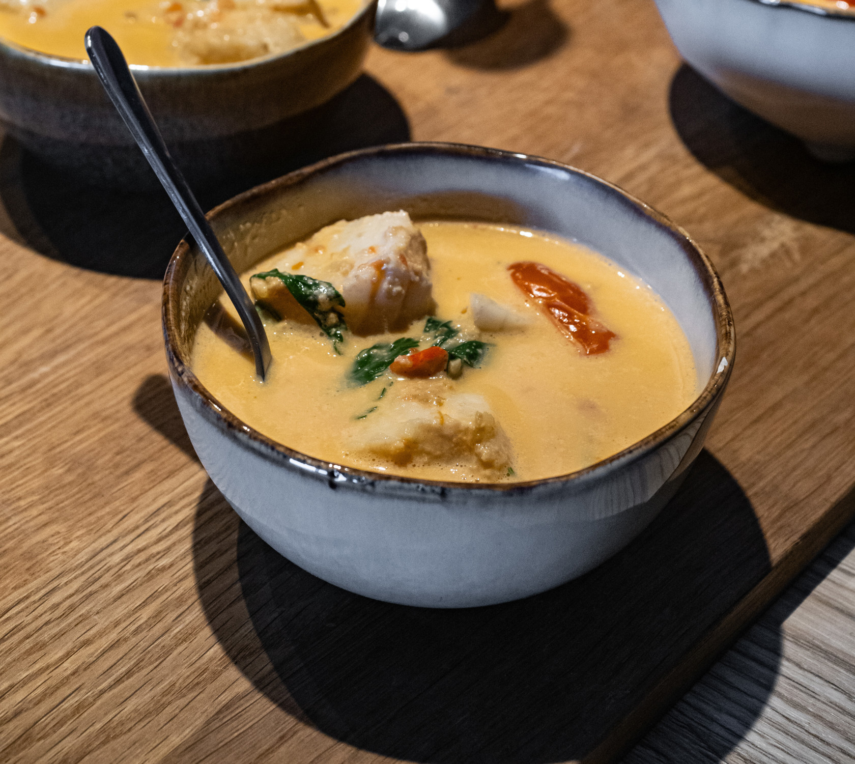 Torske- og krabbesuppe med tomater og chili